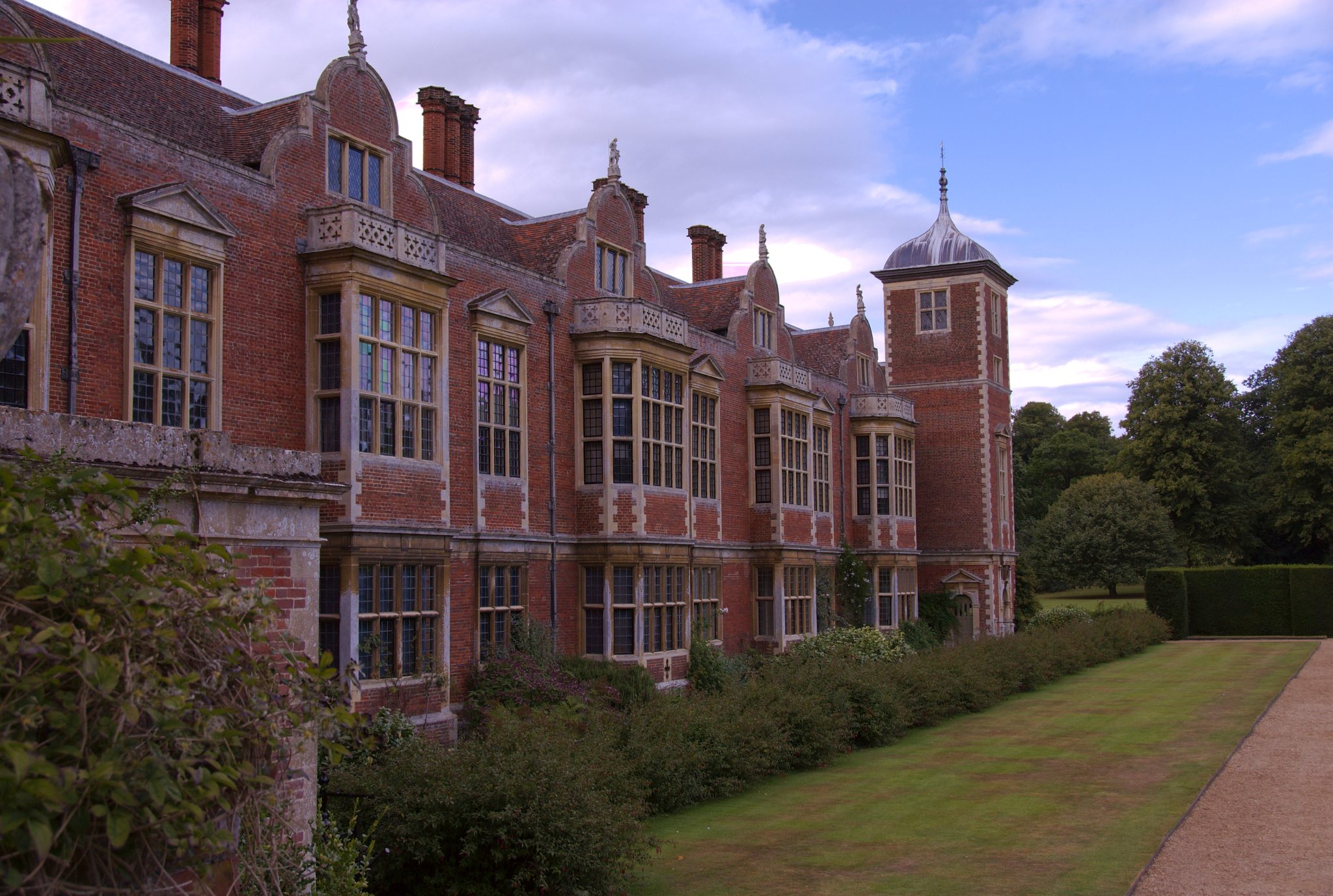 Where to find the Anne Boleyn ghost: A complete guide to her 5 most haunted haunts | The Ghost Posts