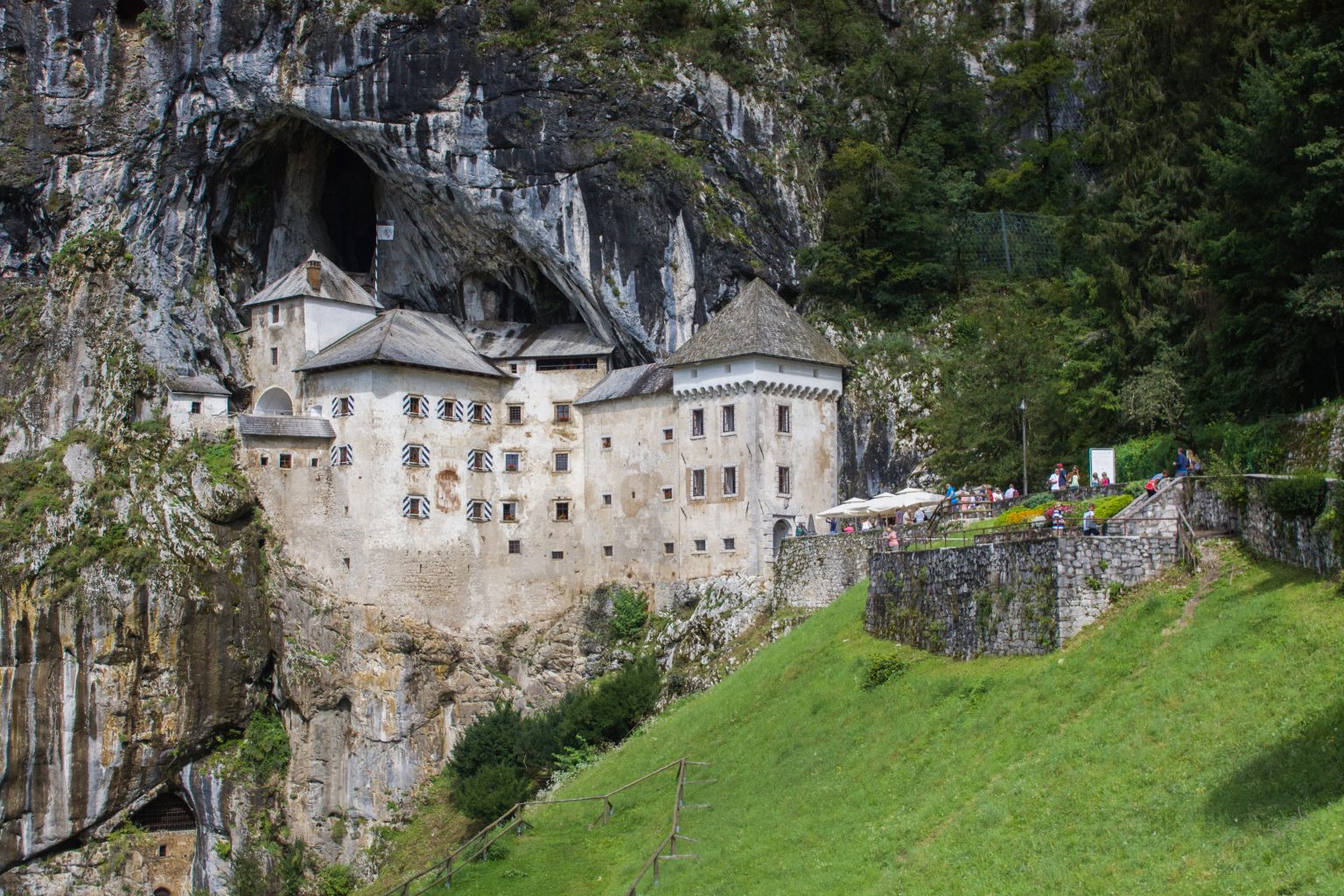 7 famous spooky haunted castles with chilling histories | The Ghost Posts